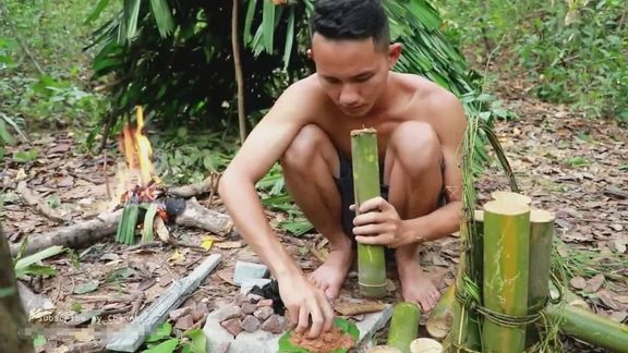 荒野生活,用原始技术制作竹子过滤器,野外户露营可以不带饮用水!