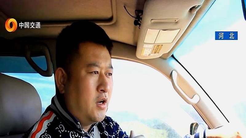 路上有我:好汉坡很陡峭,看看高手如何驾车下坡