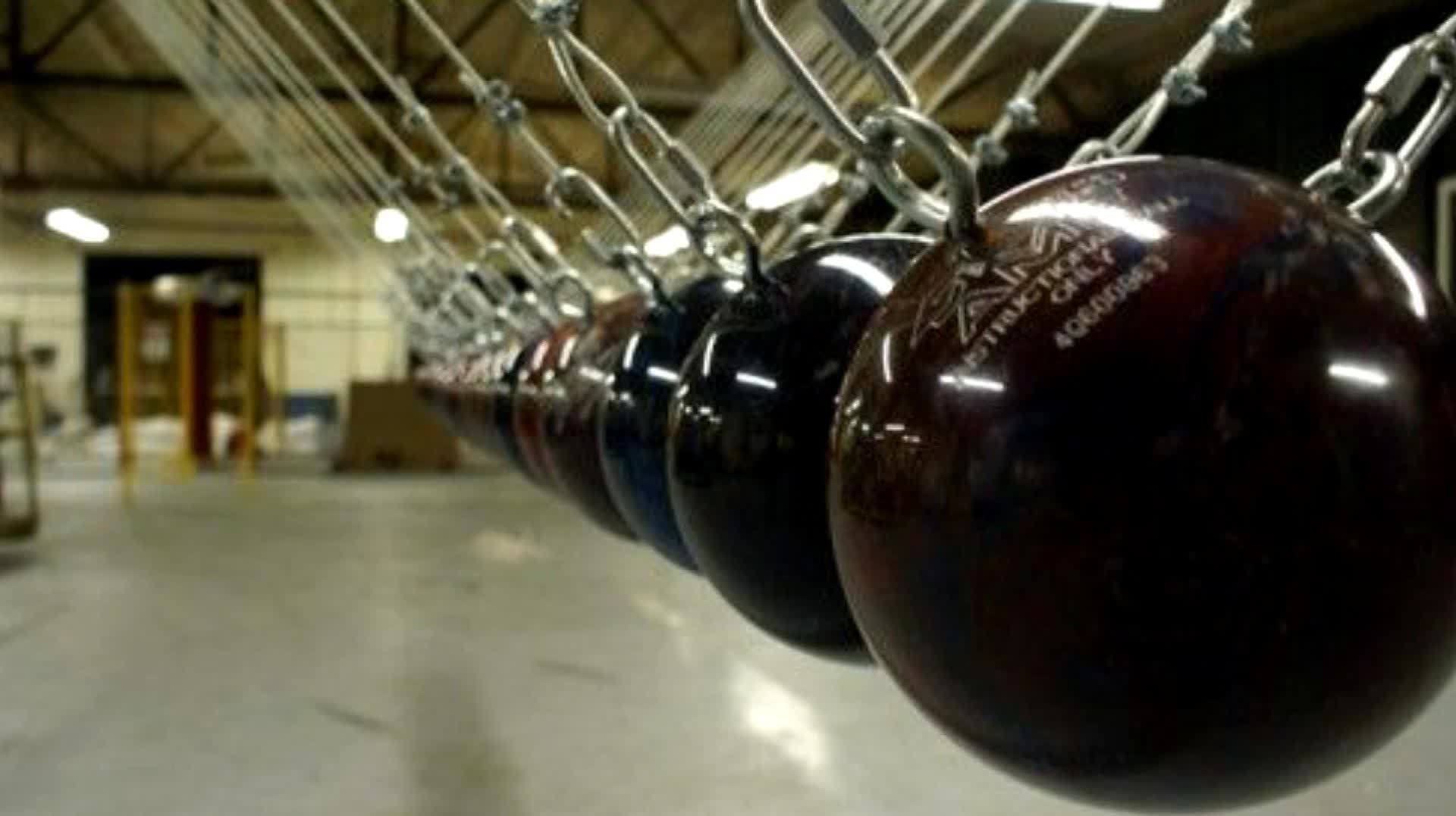 100个摆球组成的牛顿摆,能量还守恒吗?3D动画下解释原理