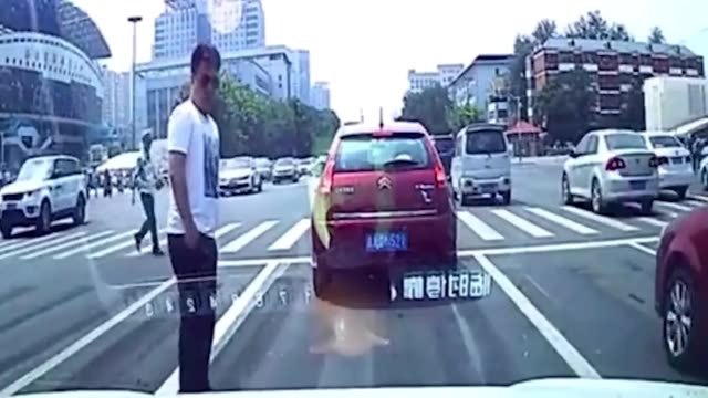 女子当街殴打交警,扬言你们工资都是我给的!6秒后女交警一巴掌教她...