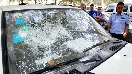 汽车挡风玻璃被砸了个小洞,用这个方法30元就能处理,便宜又简单