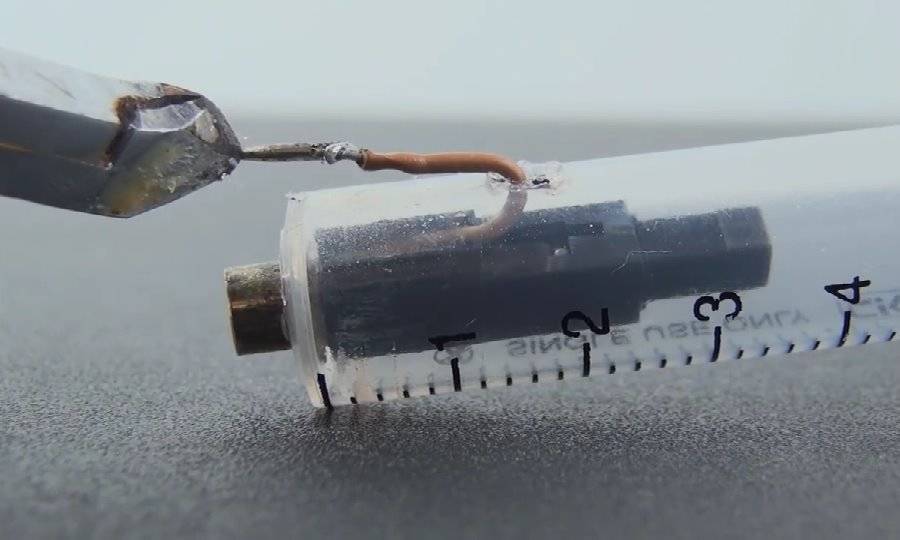 科技小发明,男子用打火机里的电子制作这工具,简单实用又安全