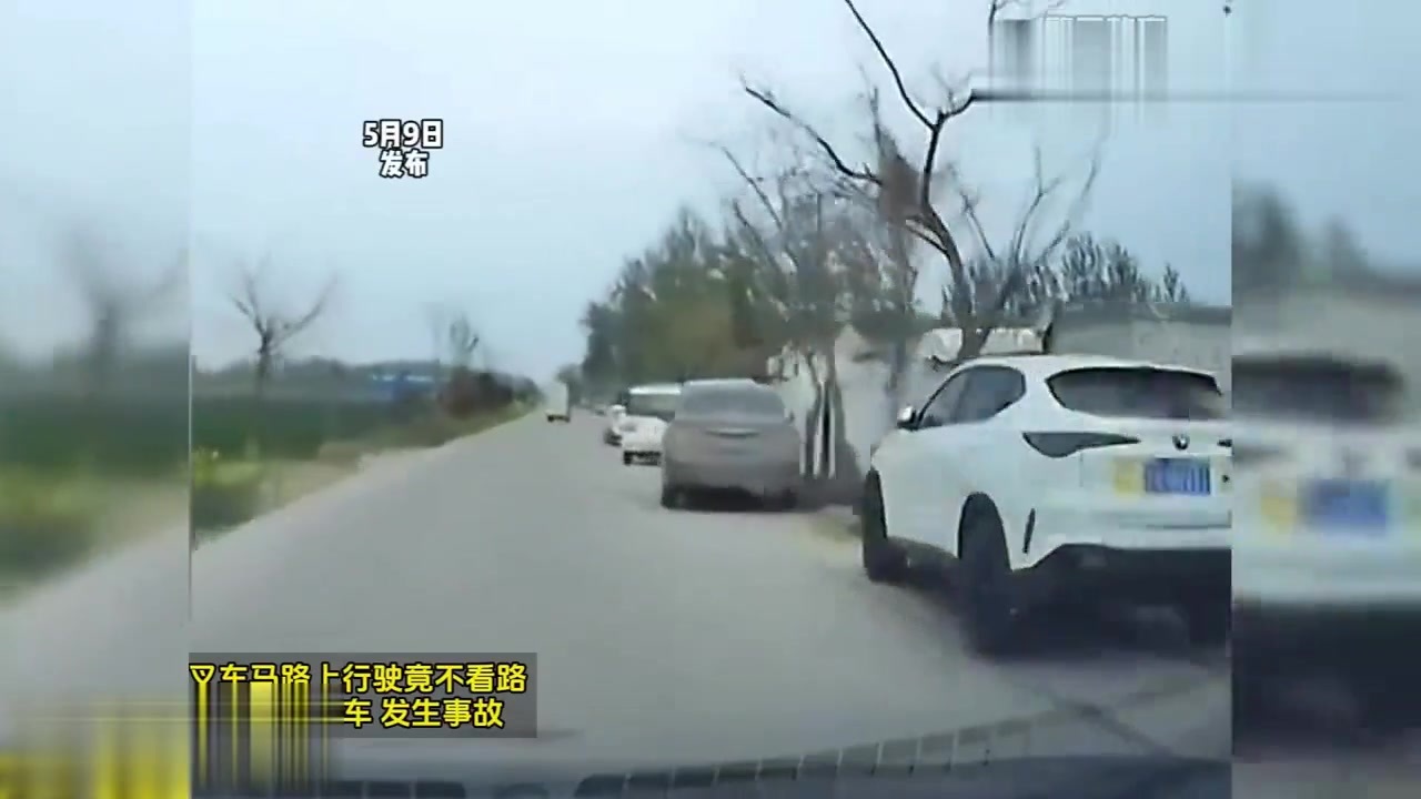 叉车马路上行驶竟不看路,最终撞上小车发生事故