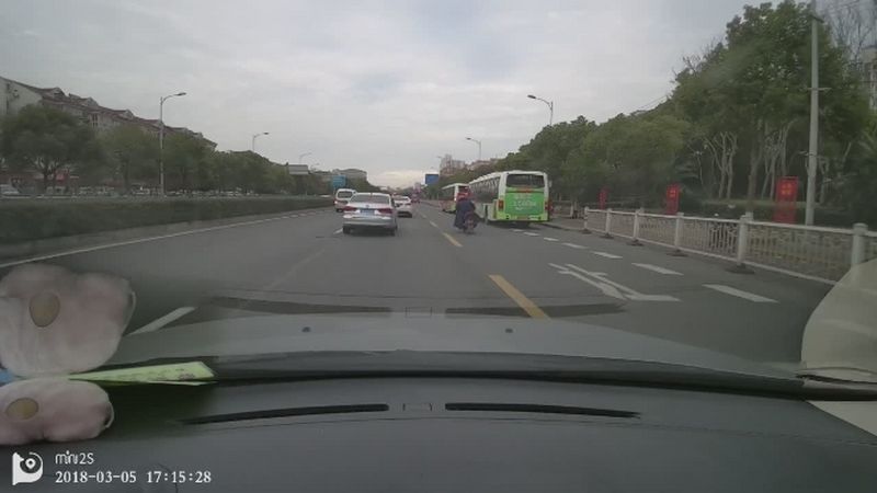 行车记录仪拍下电动车作死的行为,希望有个人能好好教教他