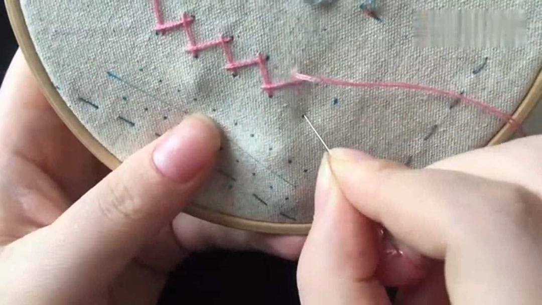 国外很火的刺绣针法:人字绣,简单好看用途广,赶快学习起来吧