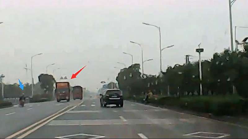 道路行驶偶然看到这种事情,电动车过马路被大卡车撞!谁的错?