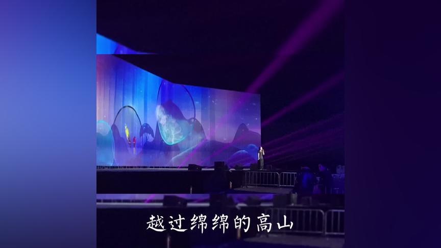 #演出现场 不管舞台多大,现场人多少,我始终热情演唱歌曲