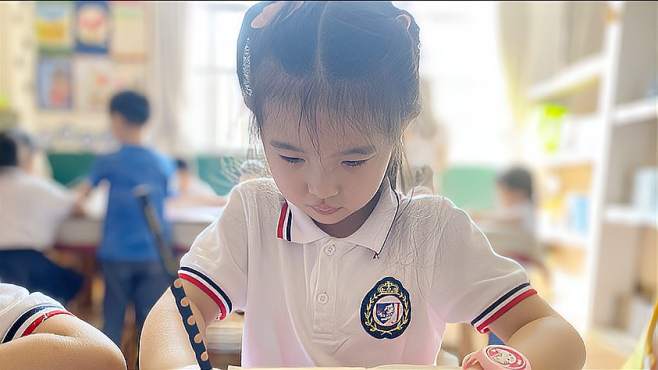 幼儿书写“大于”“小于”“等于”符号