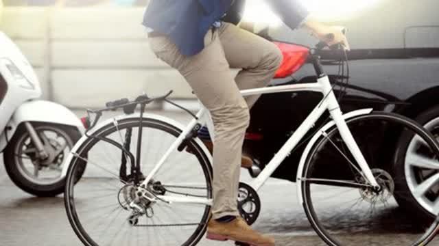 小轿车和自行车相撞,自行车却把汽车车头给撞扁了,也是神奇