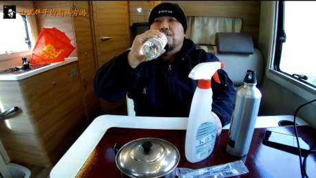 买不到酒精怎么办?小伙用高度白酒自制酒精房车消毒,真想喝两口