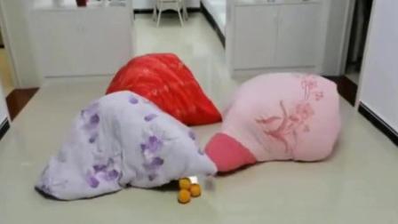 疫情居家隔离这一家三口待在家里可憋疯了,在家学小虫子吃饭,太搞笑了!