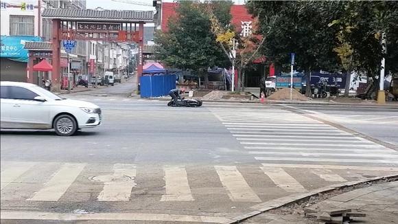 又出事故了,这路口经常出事,红绿灯正在建设中