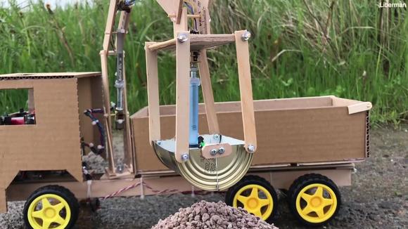 挖掘机性能比不过抓斗卡车?老外制作模型演示,快来看看吧