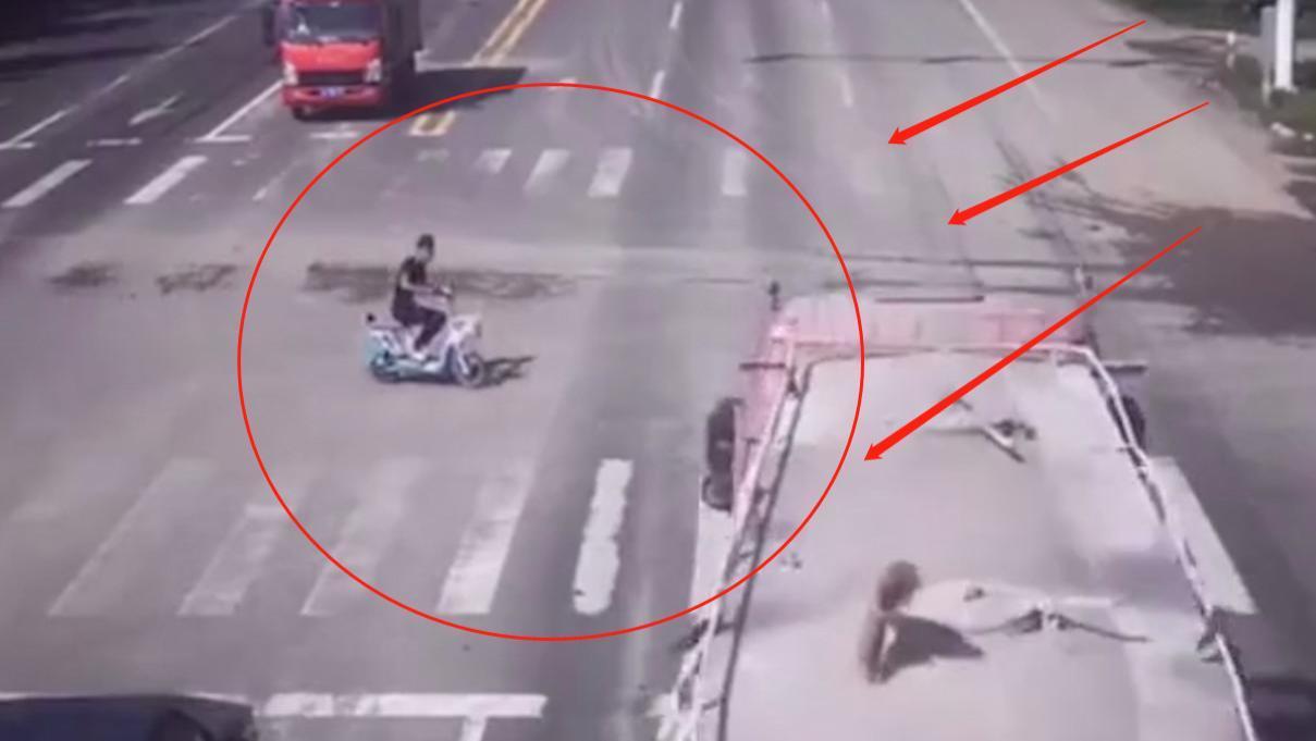 骑车男子闯红灯竟做出这种举动,注定悲剧收场,记录事发全程