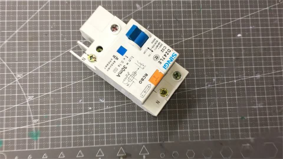 家里漏电保护器坏了先别扔,他还能做其他用途,我们拆开给你看看