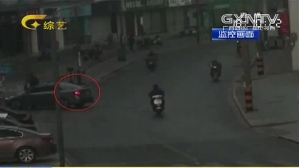 女司机开车竟然睡着,一路倒车撞上电线杆,监控拍下全过程