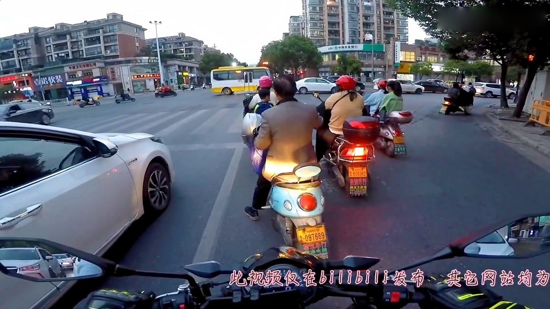 川崎Z900日常疯狂堵车,电动车大爷绿灯一亮弹射起步险被撞!刺激～