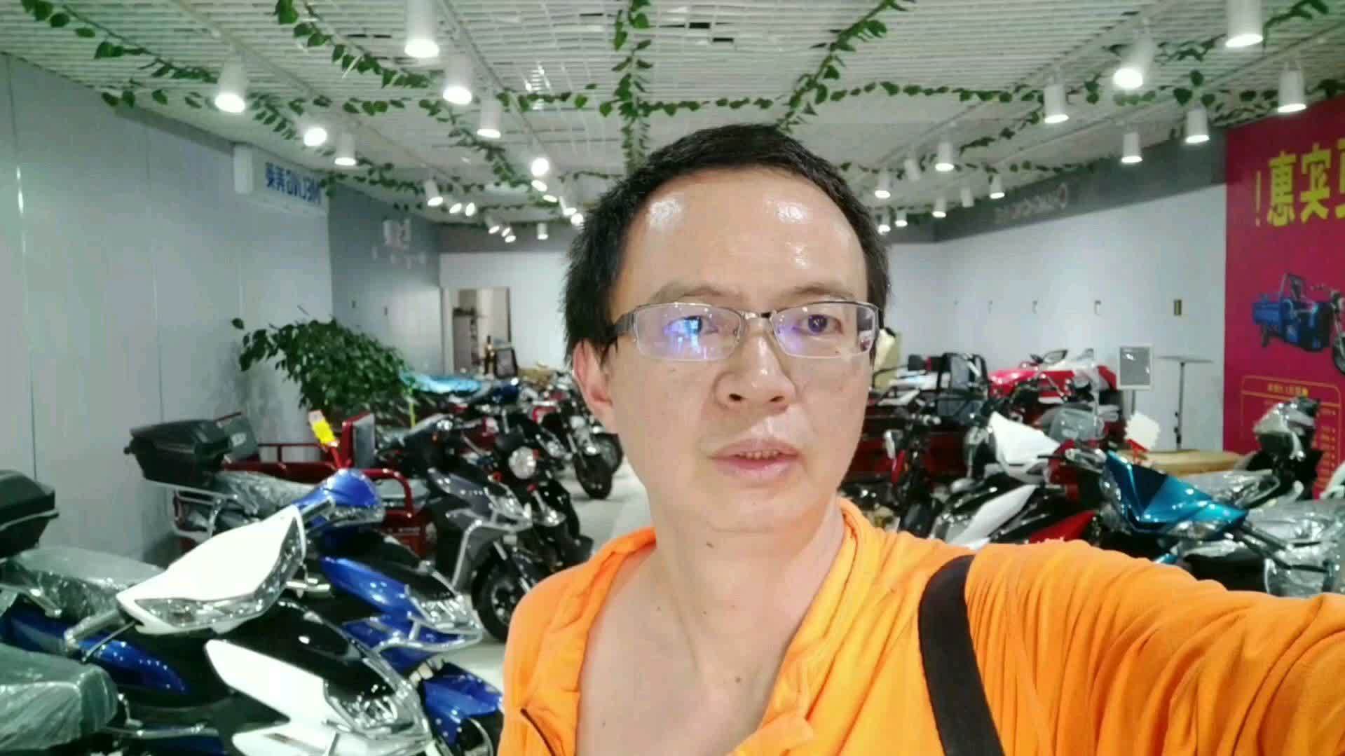 我们小县城生意最好的电动车店,你们认为咋样呢?