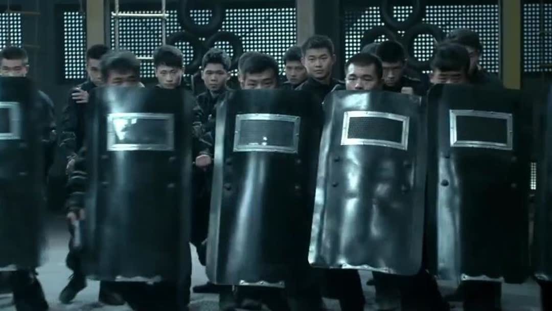 众人架起防暴盾牌包围高手,怎料高手一记重腿下去,盾牌都扛不住