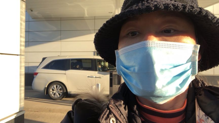因为疫情太严重,美国的银行只能关门开窗办理业务。