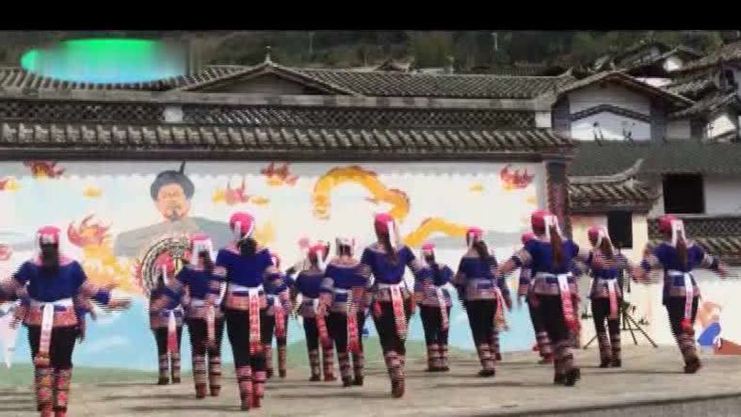 彝族广场舞蹈 蓝蓝的湖水 快来一起看!