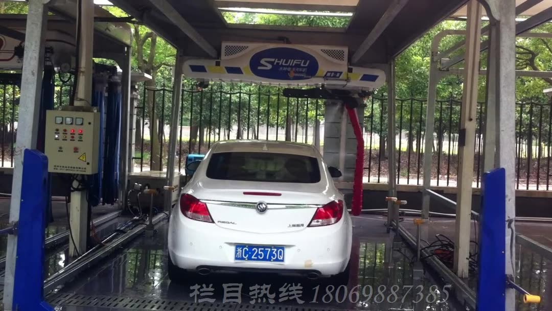 别克在用全自动洗车机洗车
