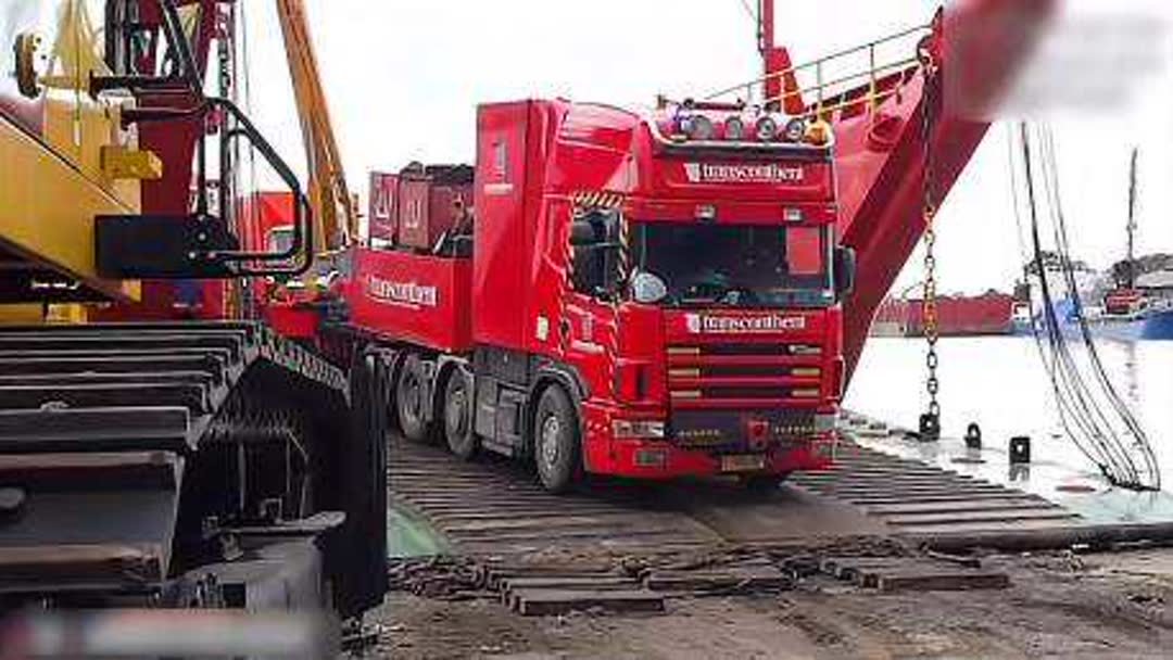 V8斯堪尼亚卡车从渡轮上装载货物,真厉害