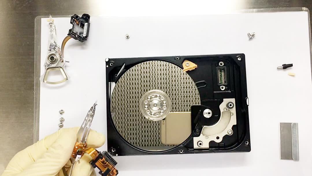 古董硬盘磁头严重变形,导致硬盘不读取,修客实验室轻松提取数据