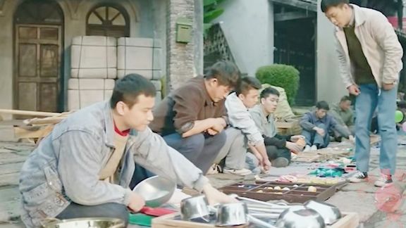 街边小贩经典商业案例 对面生意好 我也要进和他家一样的货