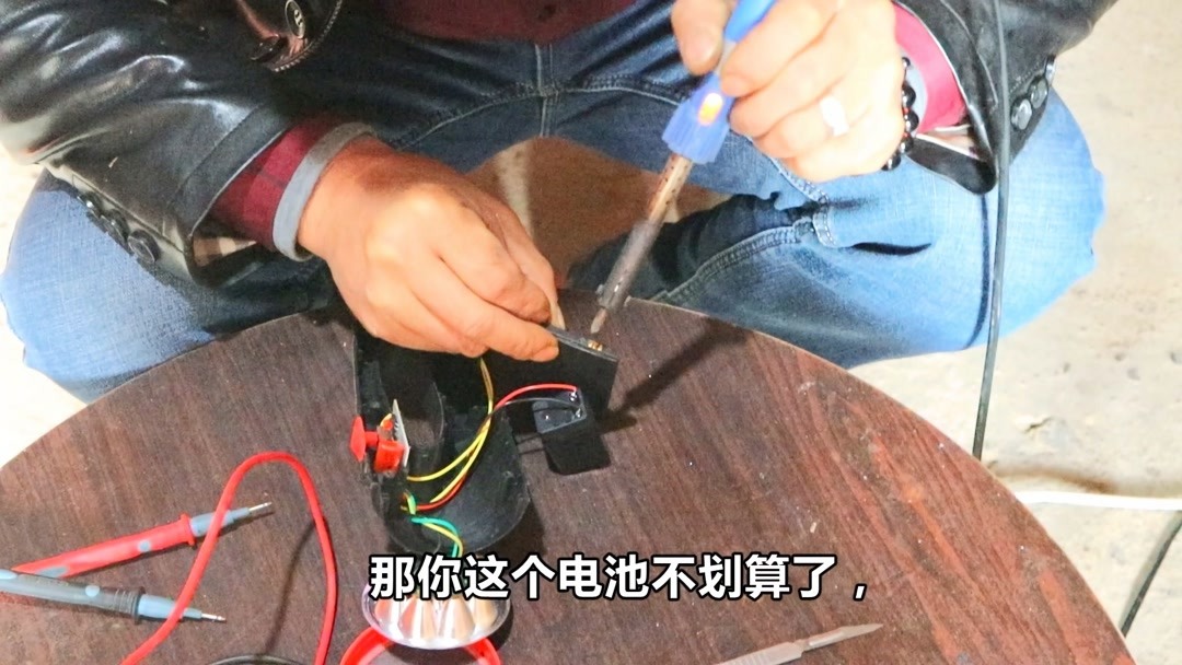 农村小伙帮邻居修手电筒,直接换上了手机电池,这样真的不亏吗?