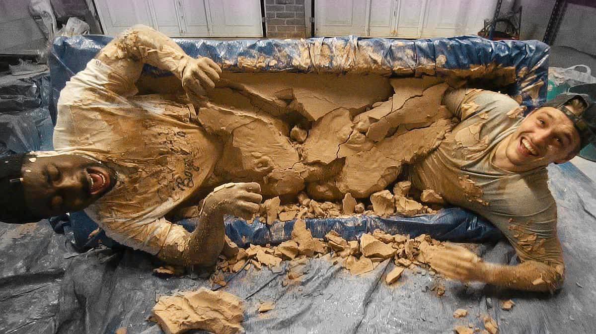 小伙作死把自己埋进混凝土实验,一夜过后,腿毛让人笑出眼泪