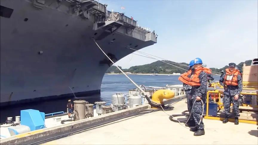 10万吨级航空母舰罗纳德里根号离开港口
