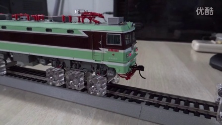 火车模型在自制的运转组件上的运行视频