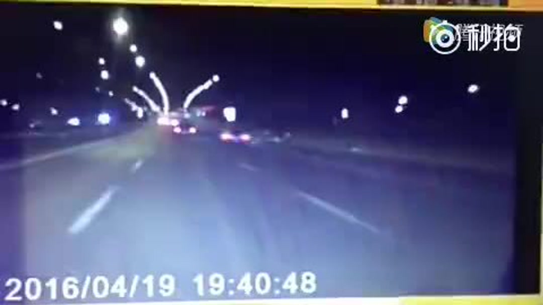 行车记录仪拍下的义乌迈凯伦P1撞车过程!