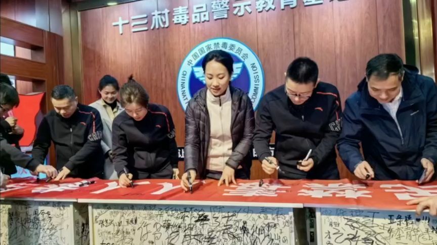 "一辈子跟党走"!岳阳楼区纪委监委机关党委开展主题党日活动