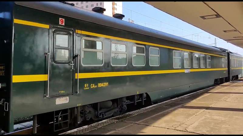 京广王牌 Z201次列车抵达长沙站,本务广铁广段HXD1D-0568