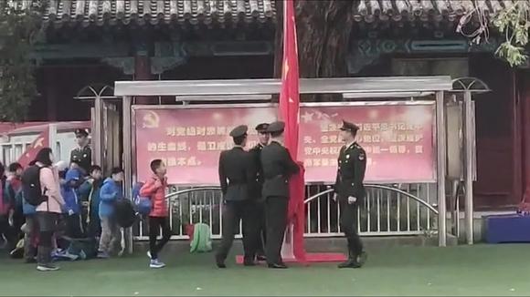 袁晋爽指导战友,学习升旗技术动作要领!