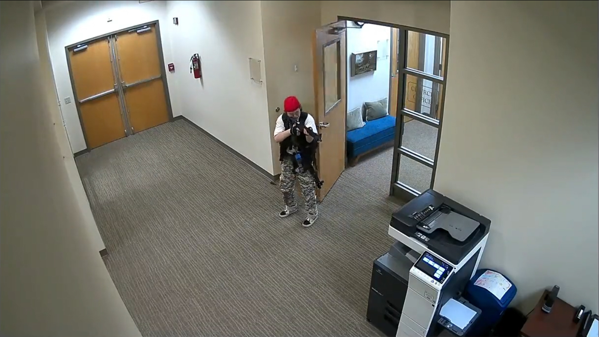 美国小学枪击案现场画面曝光:嫌犯持步枪疯狂扫射楼门,穿黑背心四处找人