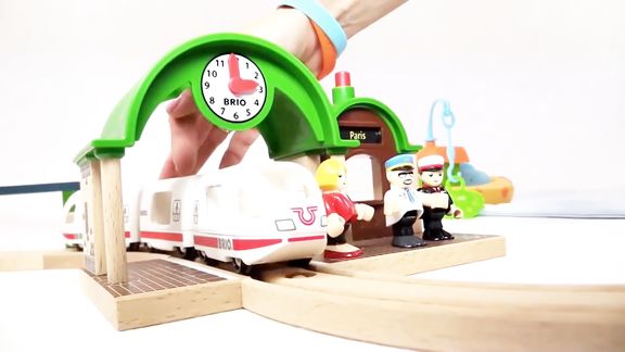 玩具小汽车和木头轨道上的电动小火车