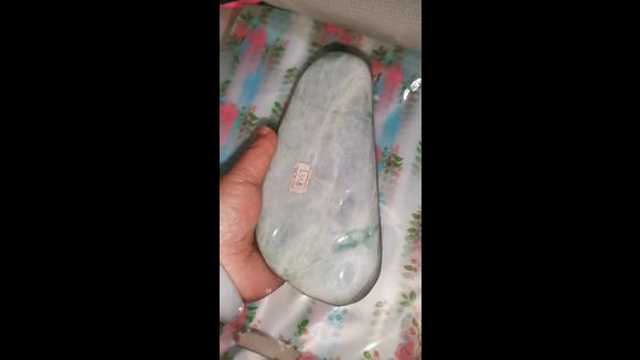 我收藏的翡翠原石,种水不错带春色