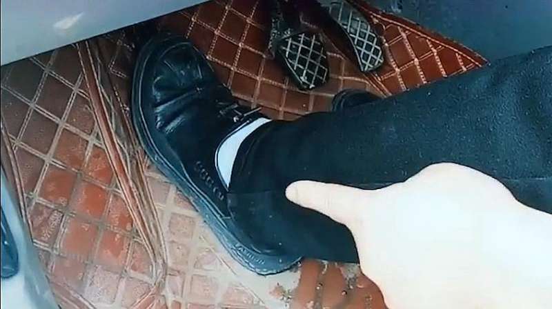 这样不利于我们控制车速,老司机教你正确离合器使用方法