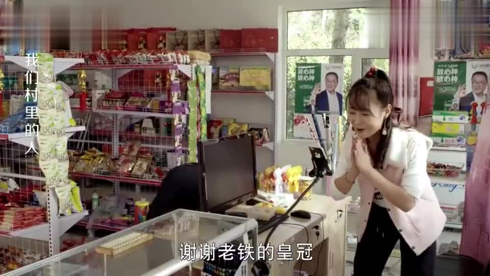 丈夫一旁忙的不可开交,农村媳妇迷上网络直播,对着手机一阵吼!