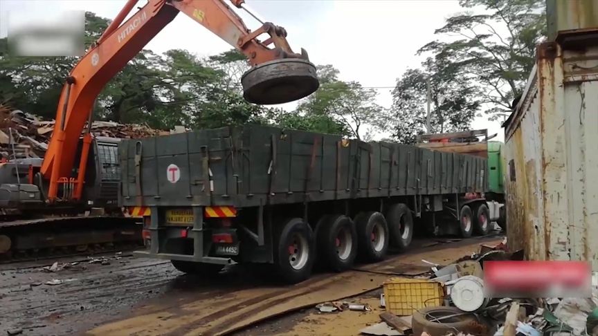 斯堪尼亚卡车来运输废铁,挖掘机用磁铁来装载到卡车上