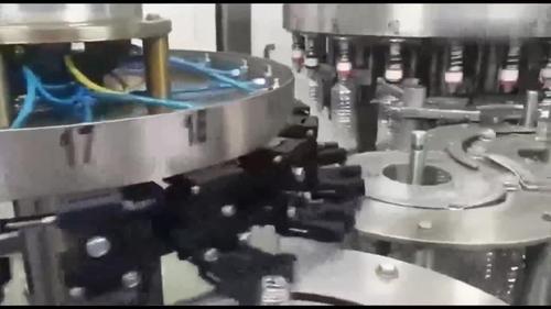 实拍国外矿泉水生产,全程自动化,可最后手工放标签还是慢了点