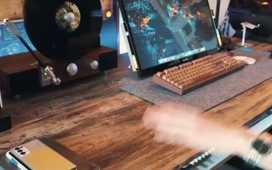 大学生的普通电脑桌