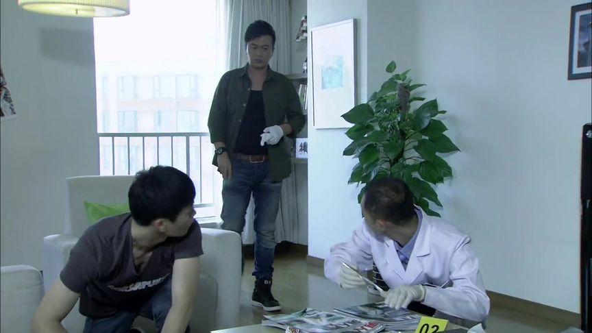 技术人员利用电脑分析,发现出新得线索,一路跑着给队长汇报!