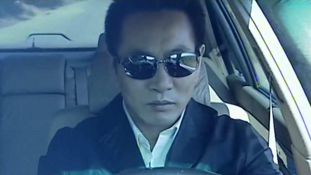 老帅哥把男子放在车尾箱里!最后的复仇行动开始了!