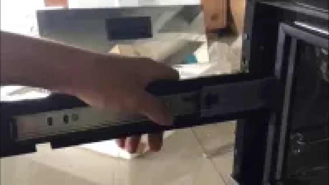 嵌入式消毒柜更换导轨的方法