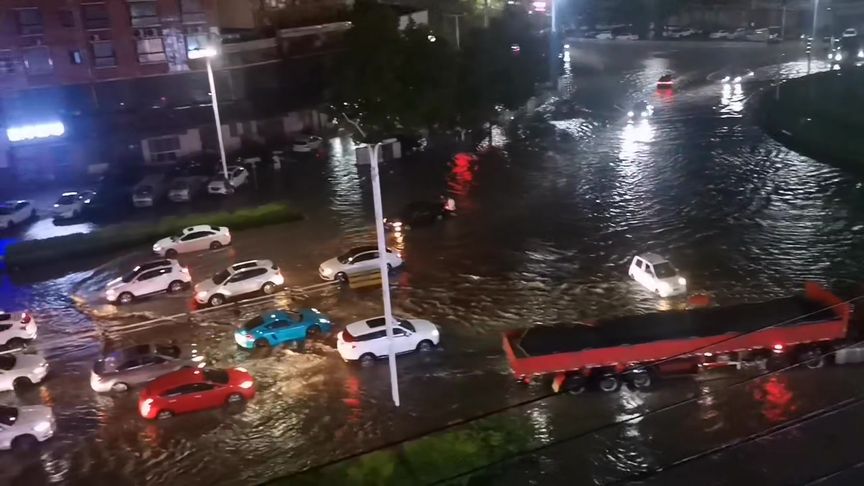 下雨了 ,雨天行车注意安全 !