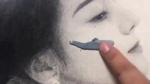 脑洞大开的美术生在肖像画中,为人物刻画一道伤疤,没想到会如此逼真